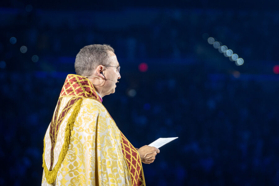 What is Eucharistic Adoration? [Explained] With Examples